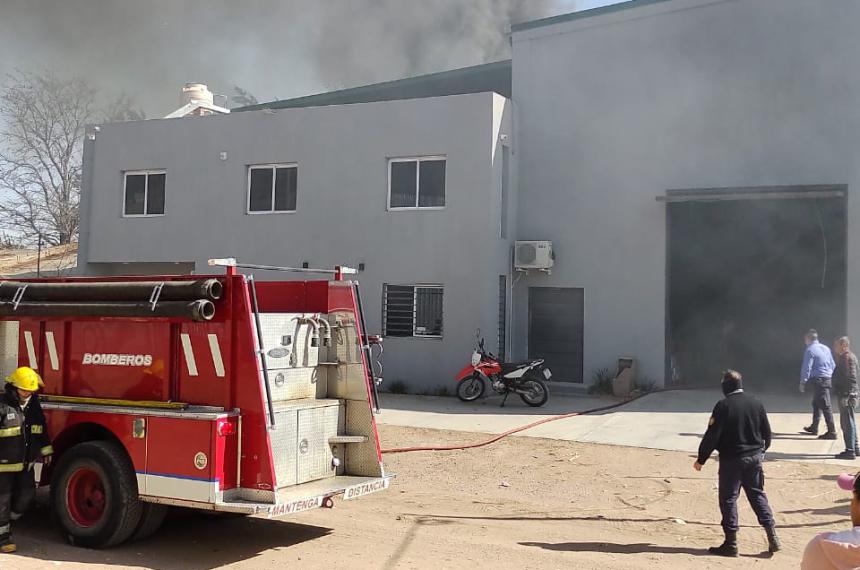 Incendio en una planta de acopio de alimento balanceado en el Barrio ...