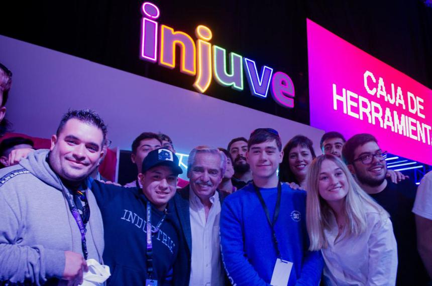 Alberto Fernández recorrió la Feria IT Joven que tuvo 120 mil ...