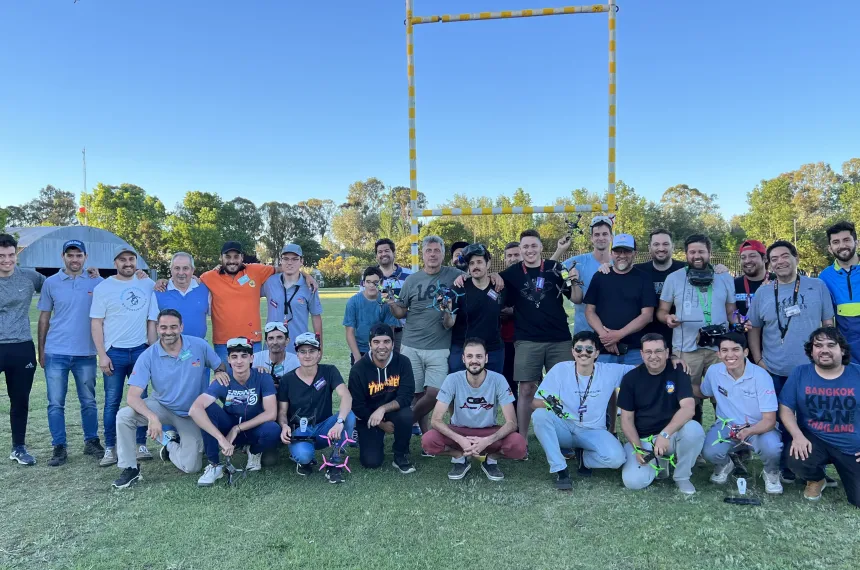 Buen marco de público para la carrera de drones en Santa Rosa :: El ...