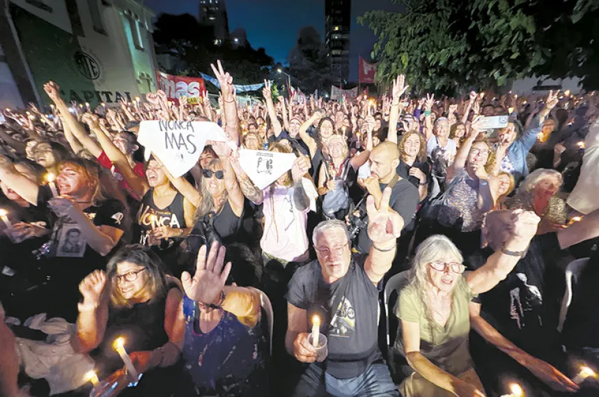 Miles de personas en la defensa del centro Haroldo Conti en la ex ESMA ...